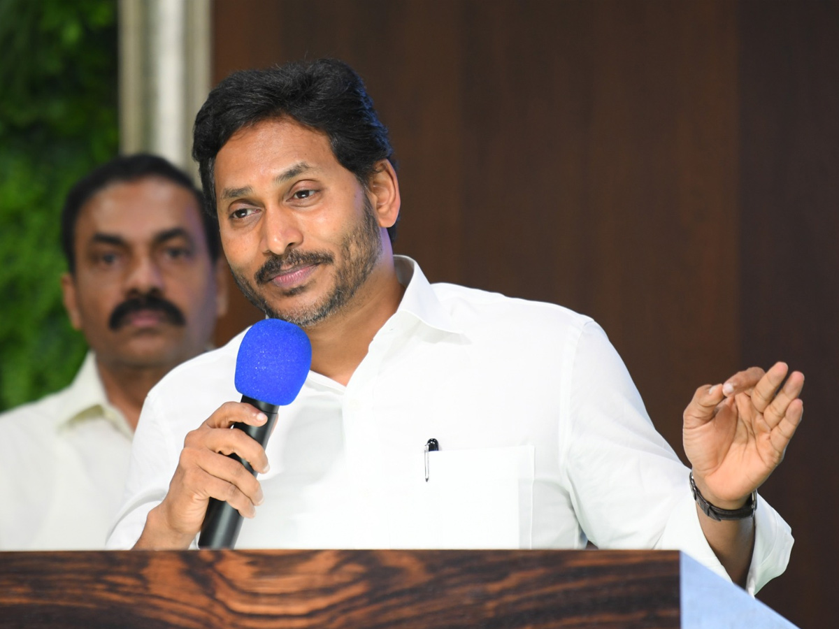 జగనే కరెక్ట్‌ అంటున్నారు.. (ఫొటోలు) | YS Jagan Meeting With Nellore YSRCP Leaders: Photos | Sakshi